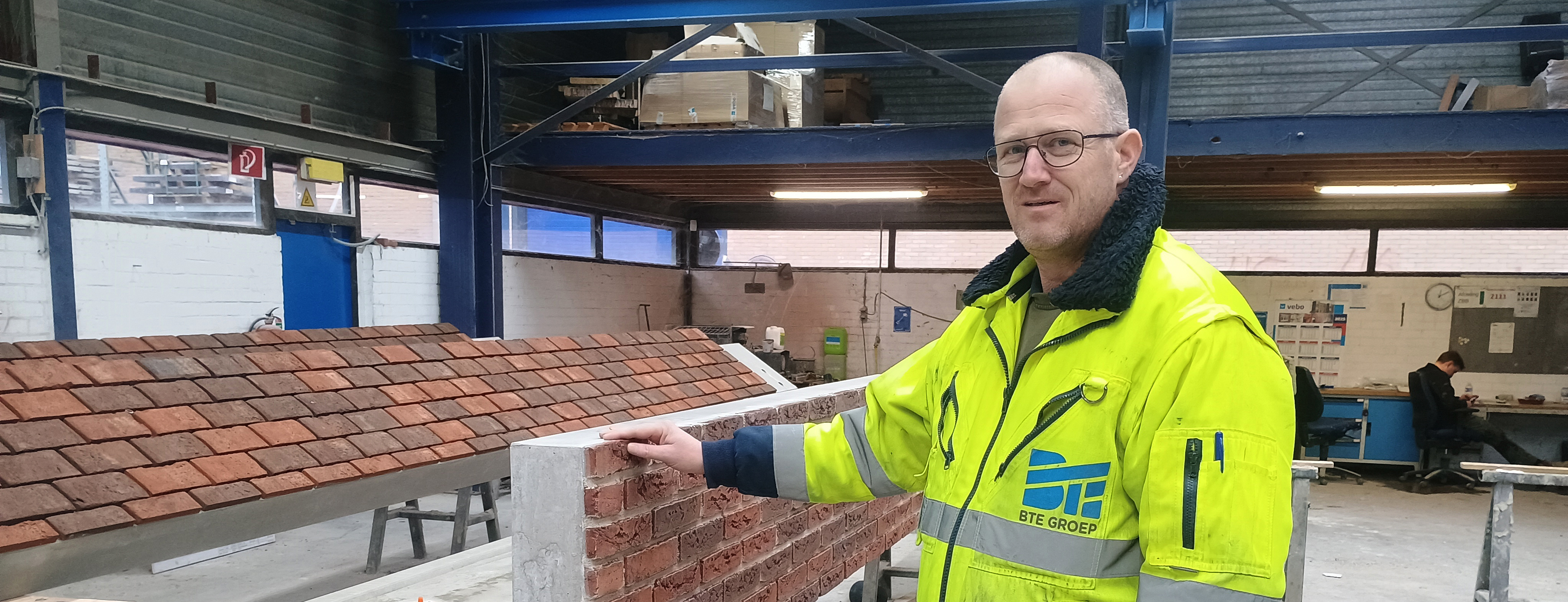 Geurt kan genieten van een mooi element met steenstrips | Vebo Beton B.V.